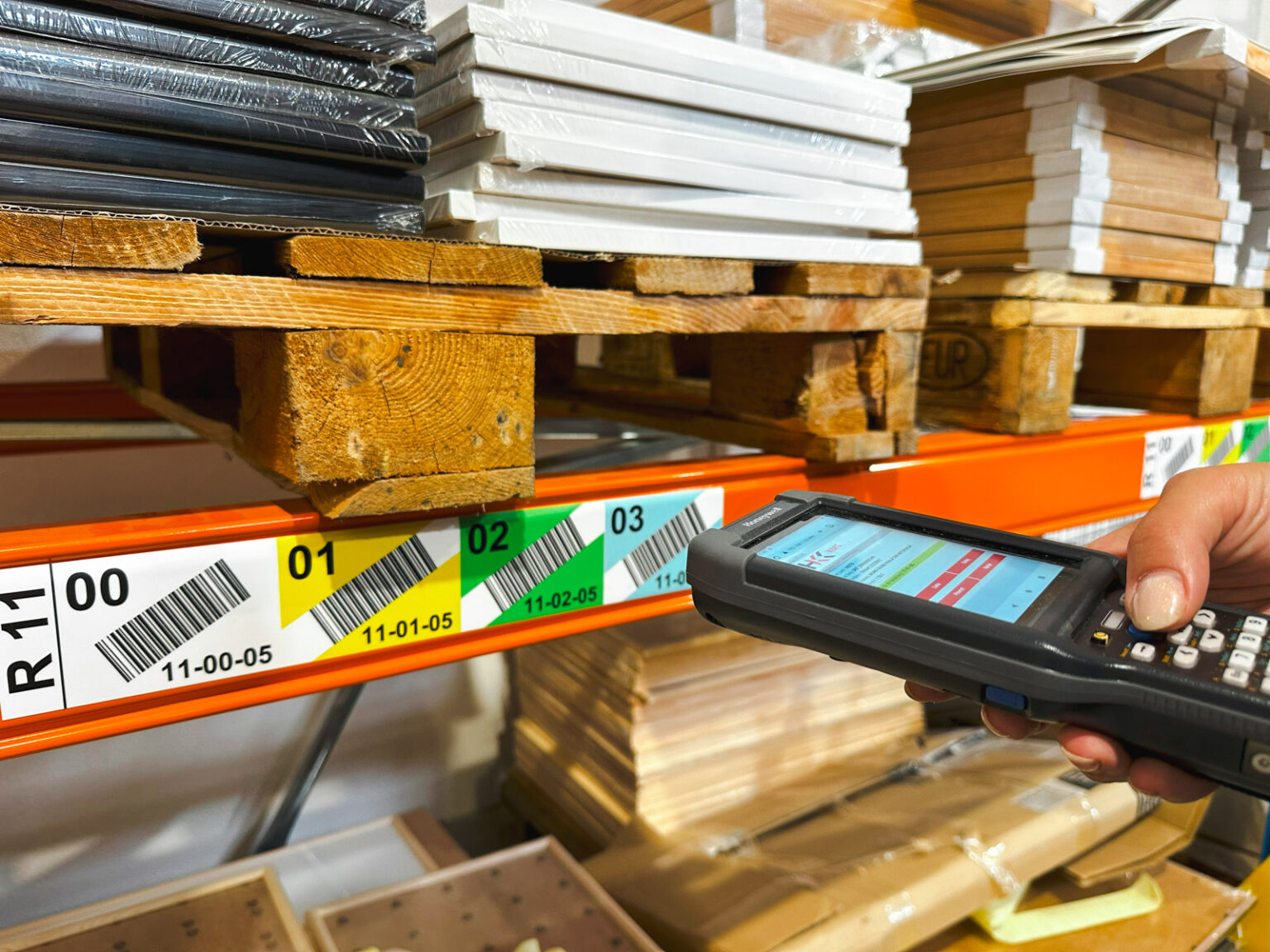 Pass-through racking in high-bay warehouses – HKK Group